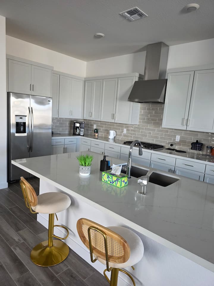 Modern 4br Home |Near Banner Ironwood, Lg Plant - Queen Creek, AZ
