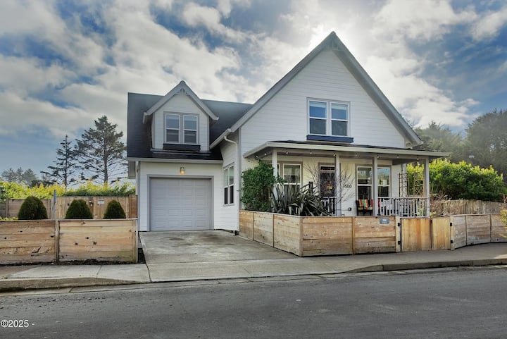 Family Oasis: Hot Tub, Pool Table, Dog Friendly - Lincoln City, OR