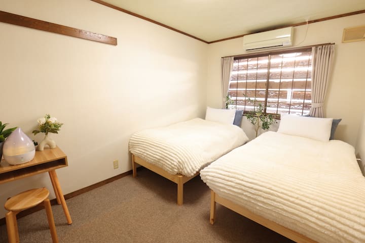 【広い共有リビング／鍵付き個室／2名定員】安心のペンション型ステイ／グループ旅行にも最適です - 妙高市