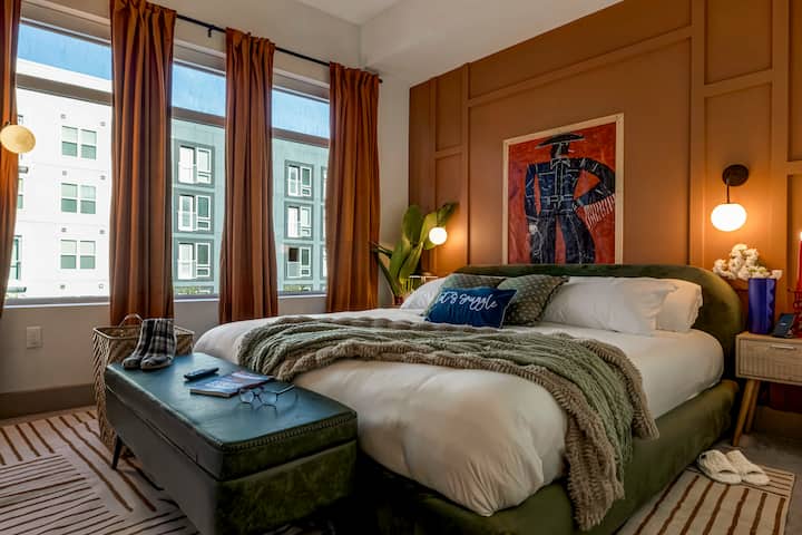 Walkable Legacy West King Retreat With Pool - Plano