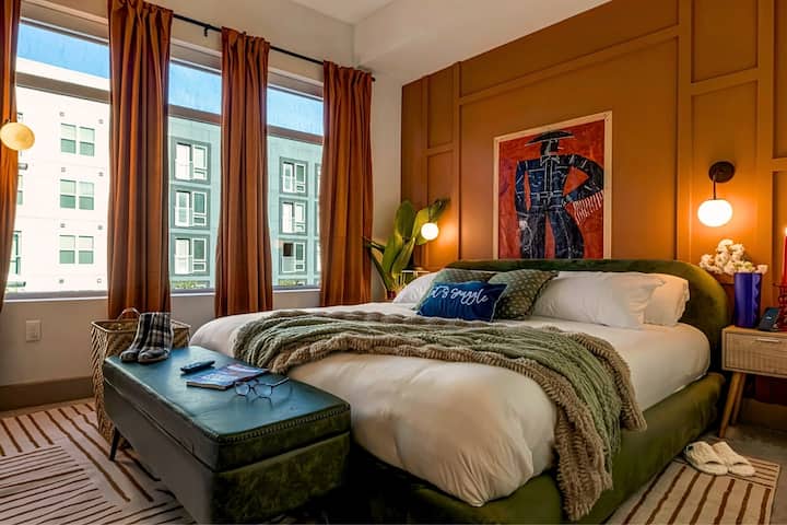 Walkable Legacy West King Retreat With Pool - Frisco, TX