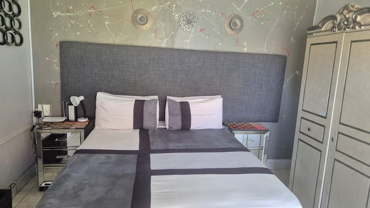 Vicky B Bed And Breakfast (Standard Room 6) - Sun City