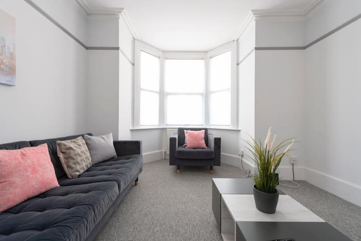 Spacious 6 Bed House In Medway Sleeps 15 - Maidstone