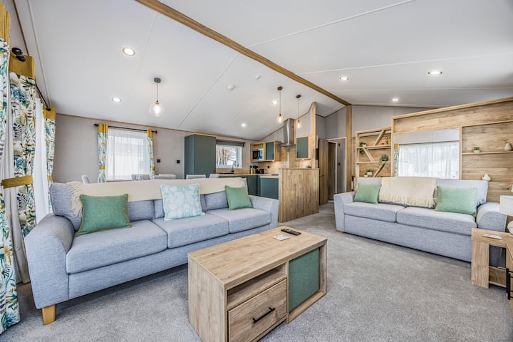 Charming Home In Lakeside Park | Pass The Keys - Chichester