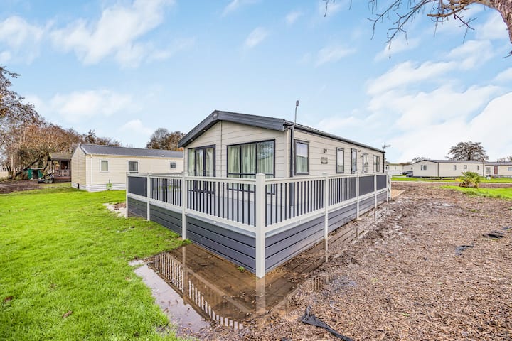 Luxurious Home In Lakeside Park | Pass The Keys - Chichester