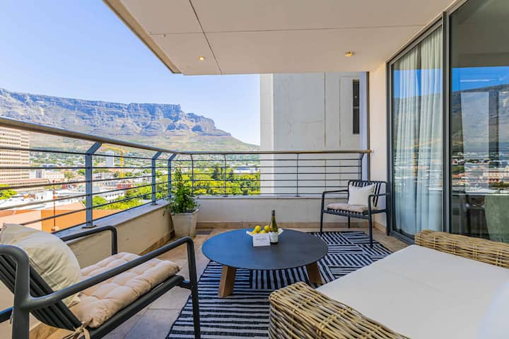 New Luxe 11th Floor Mountain View Corner Apartment - Camps Bay