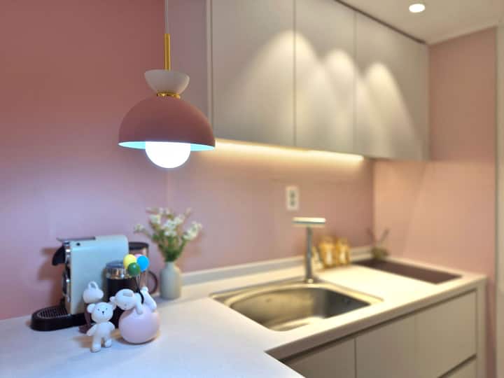 [12월오픈] 홍대입구역6분/감성숙소/친구,가족 모두 만족/무료짐보관/6ppl/안전/조용 - South Korea