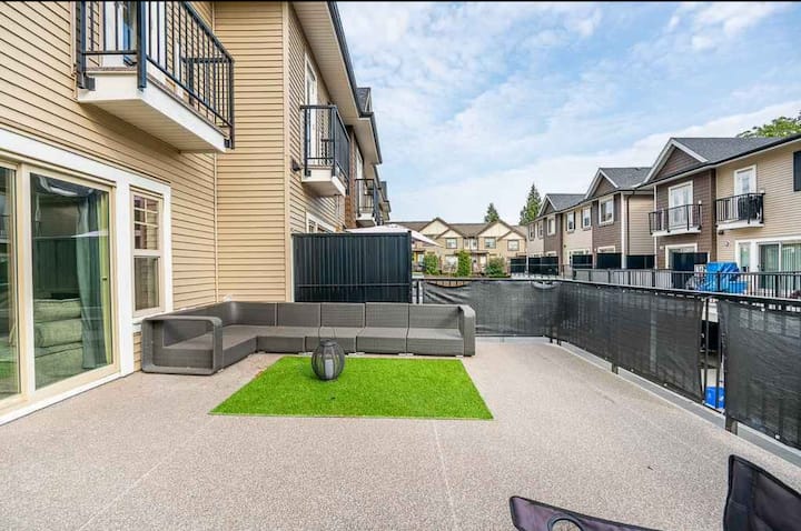Spacious 3 Bed 2.5 Bath Townhouse Near Ufv And Arh - Abbotsford