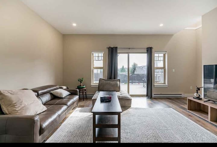 Modern 3 Beds Townhome With Free Wife And Parking - Abbotsford