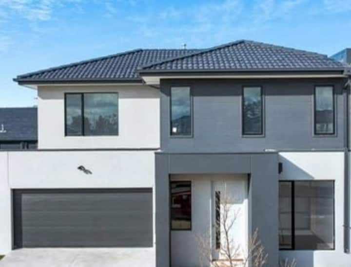 Modern Home In Wyndham Vale - Werribee