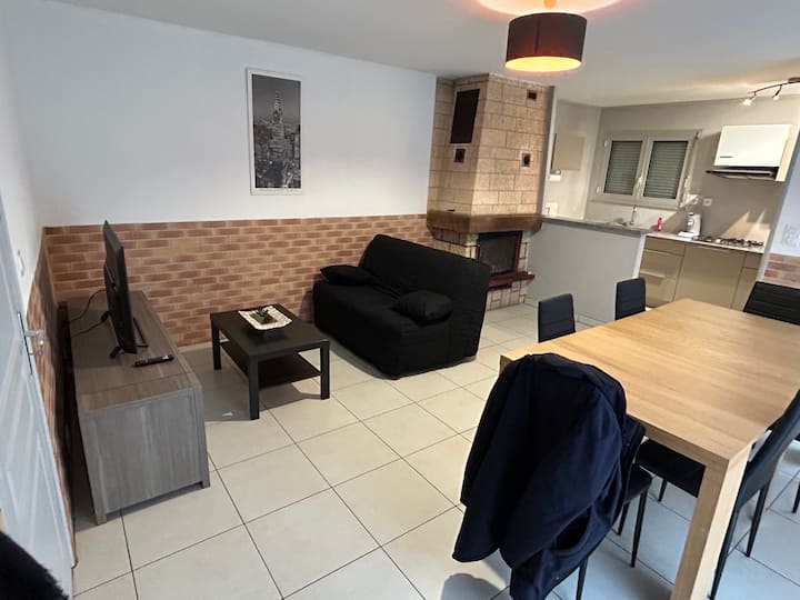 Maison Individuelle, 2 Chambres, Au Calme. - Pérouges