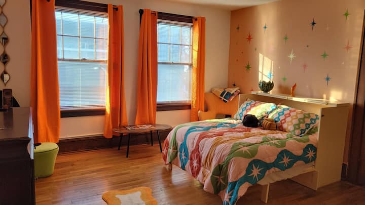 Retro Studio In Historic Building - Des Moines, IA