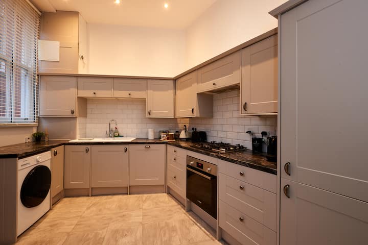 Long Term Stay | 2,120sqft | Work | Relocation - Nottingham