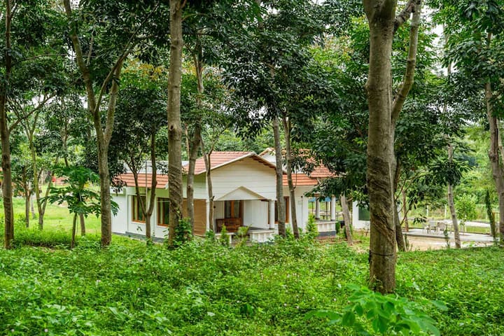 Stayvista At Premium Cottage @ Jims Farmstay - Malavalli