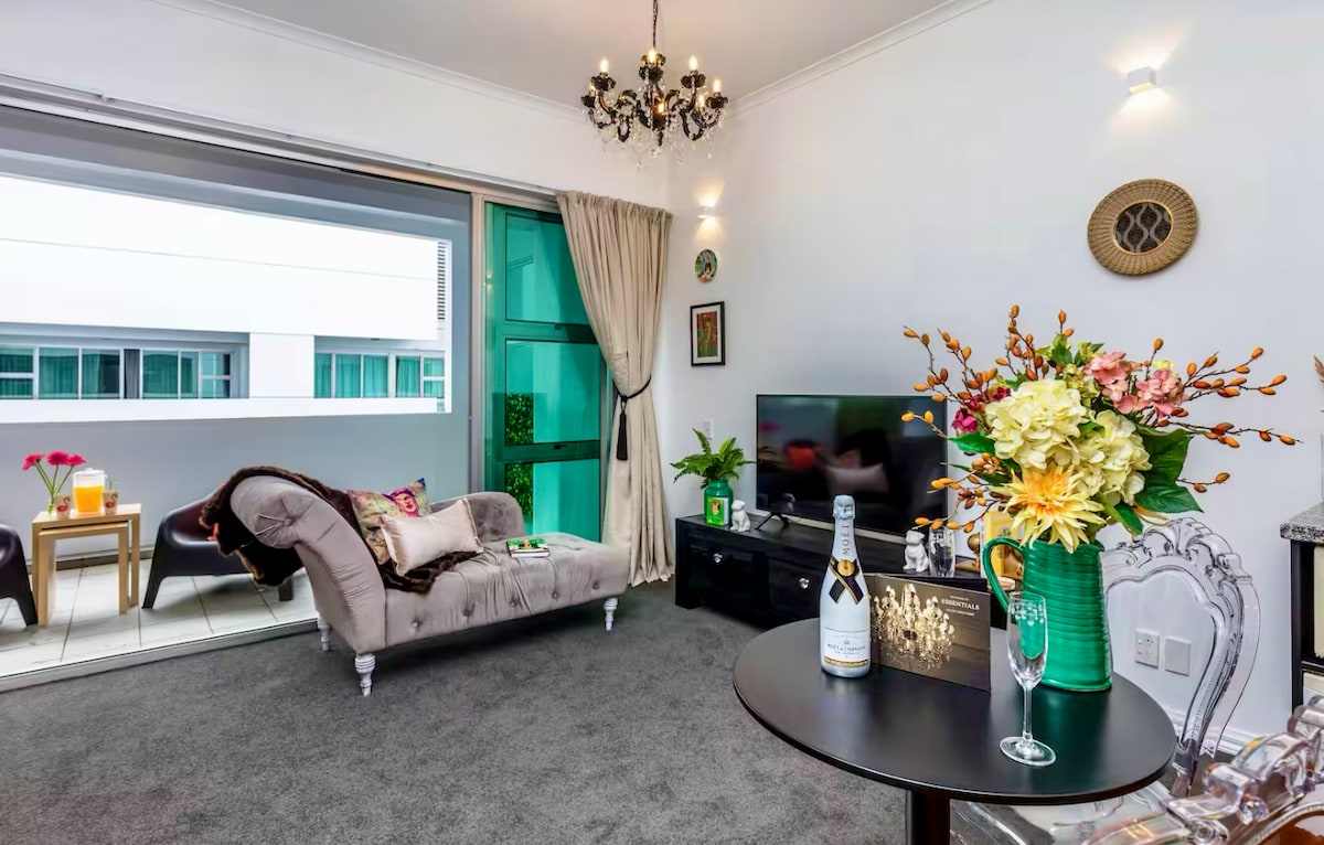 AKW NEW Luxury Crystal Chandelier Studio - Apartments for Rent in ...