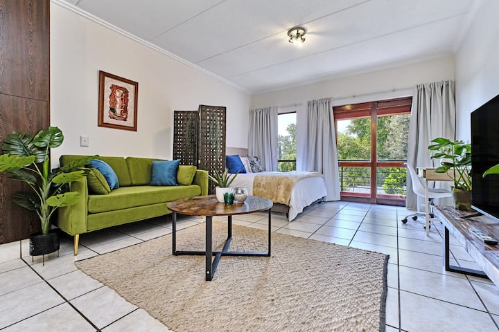 Comfortable Urban Studio Near Everything With Pool - Chartwell