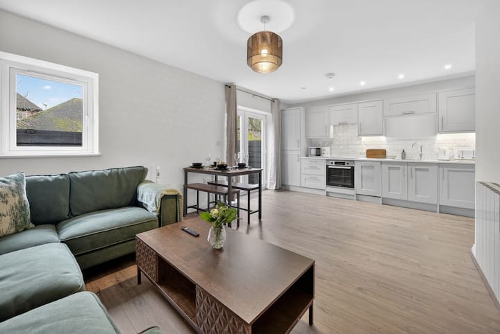 City Center 2br Apt W/balcony • Free Parking - Cardiff