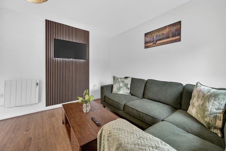 City Center 2br Apt W/balcony • Free Parking - Cardiff