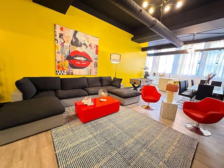 Luxury Loft W/pool Table & Games - Chicago, IL