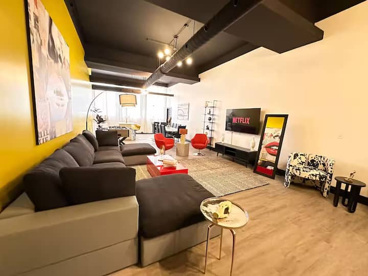 Modern Loft W/pool Table & Tvs - Chicago, IL