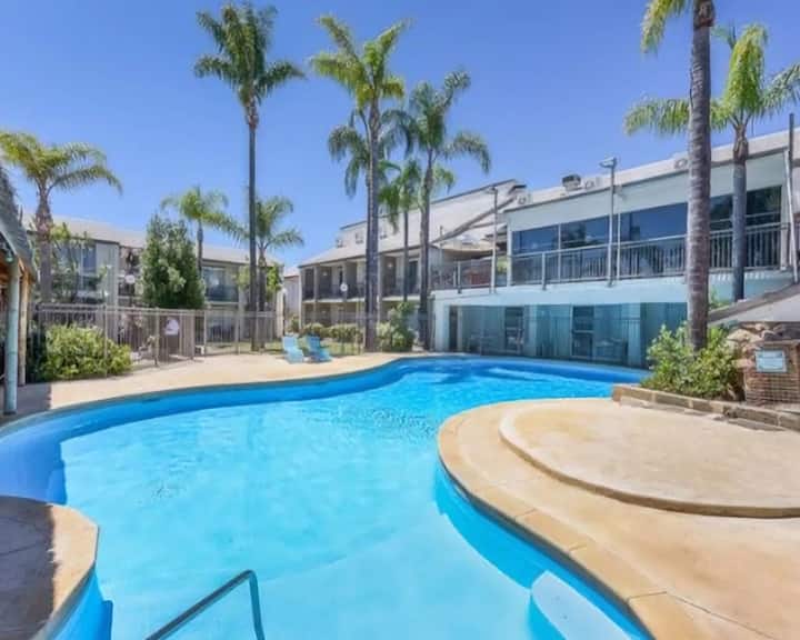 Poolside Coastal Escape: Walk To Beach, Tennis! - Mandurah