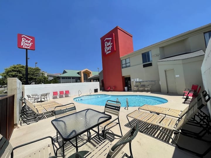 Branson Getaway: King Bed Near Theater District - Branson, MO