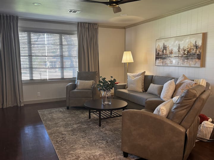 Blue Haven At Bcs | Modern Retreat Near Texas A&m - Bryan, TX