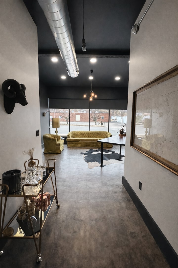 Modern Retreat - Walk Downtown West Jeff - 2bd/2ba - West Jefferson, NC