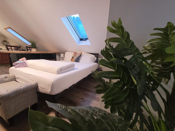 The Hanger-loft At Esmond | Parking Wi-fi Highway - Scituate, RI