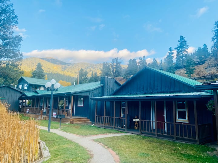 Papa Bear's Den - Located On Main St. - Red River, NM