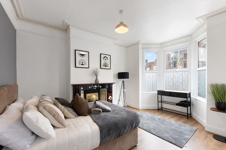 Spacious 5-br Home — Sleeps 10, Tv, Wi-fi - Maidstone