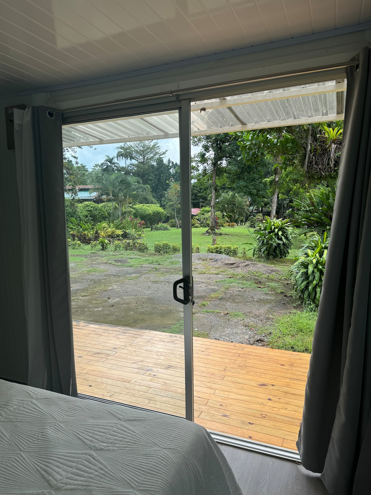 Cautiva Sleep Inn Booths - Shipping containers for Rent in Guacimo ...