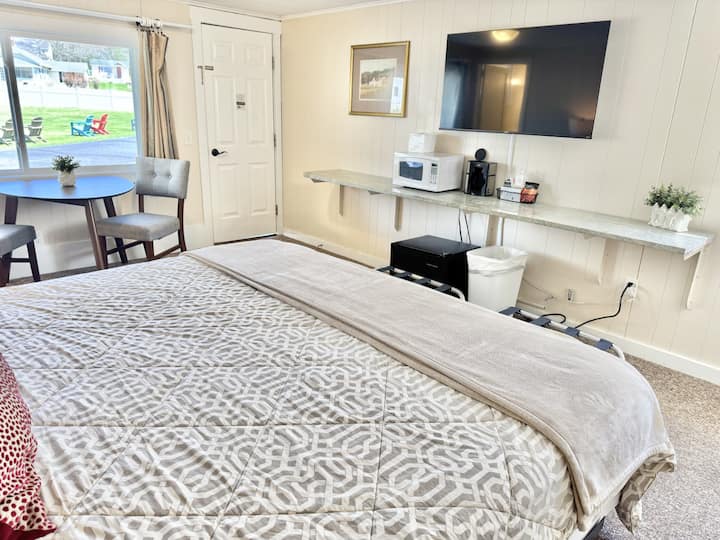 Gallagher's Travels Room 8 (King Bed) - Bar Harbor, ME