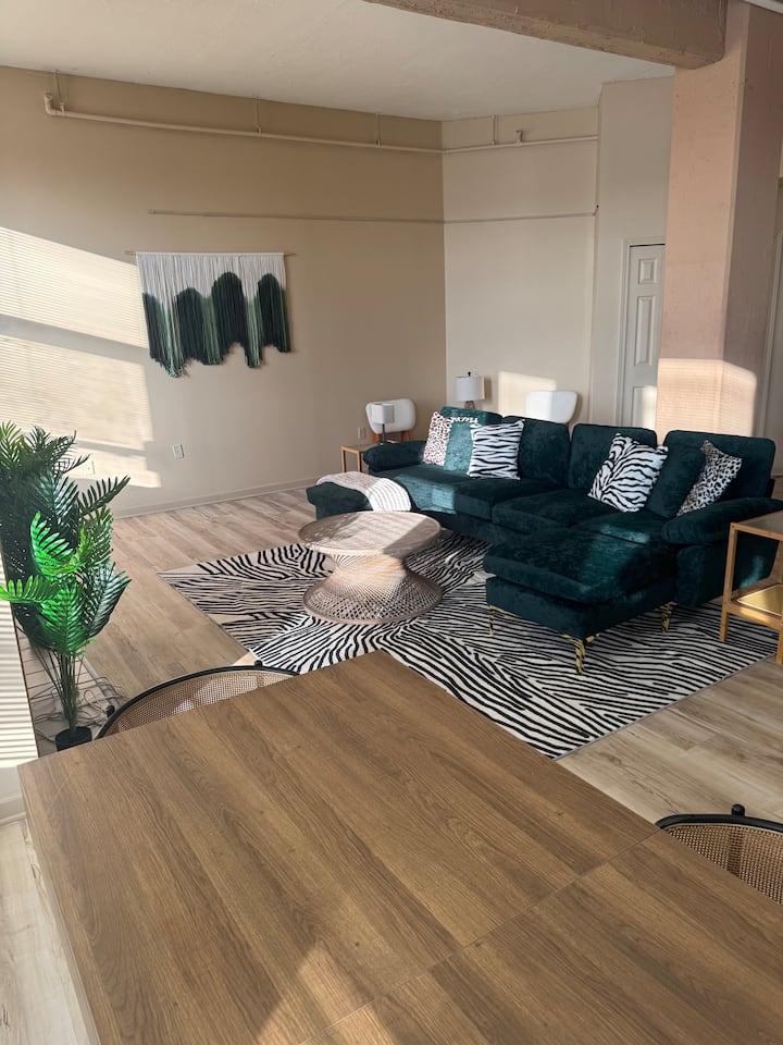 Chic Botanical 2bdrm Loft-fast Wi-fi-free Parking - Cleveland, OH