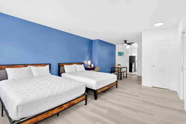 Sunny Miami Beach Studio W/ 2 Queens + Workspace - Miami Beach, FL