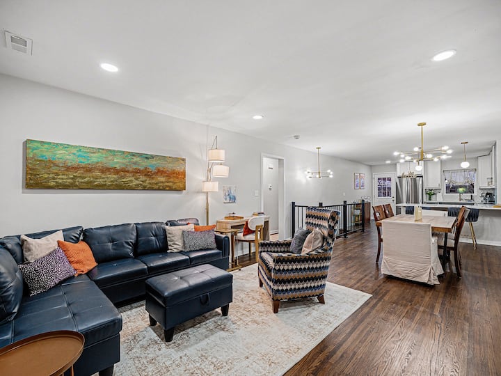 Cozy Benson Retreat - Omaha, NE