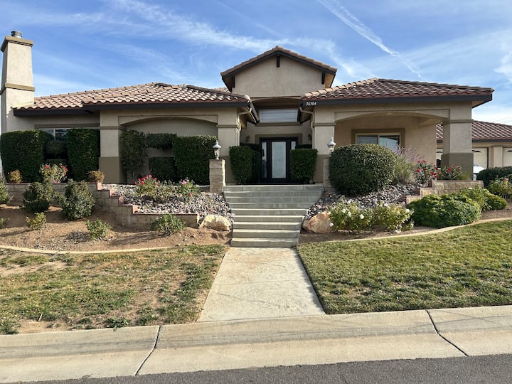 Lake View Escape - Palmdale, CA