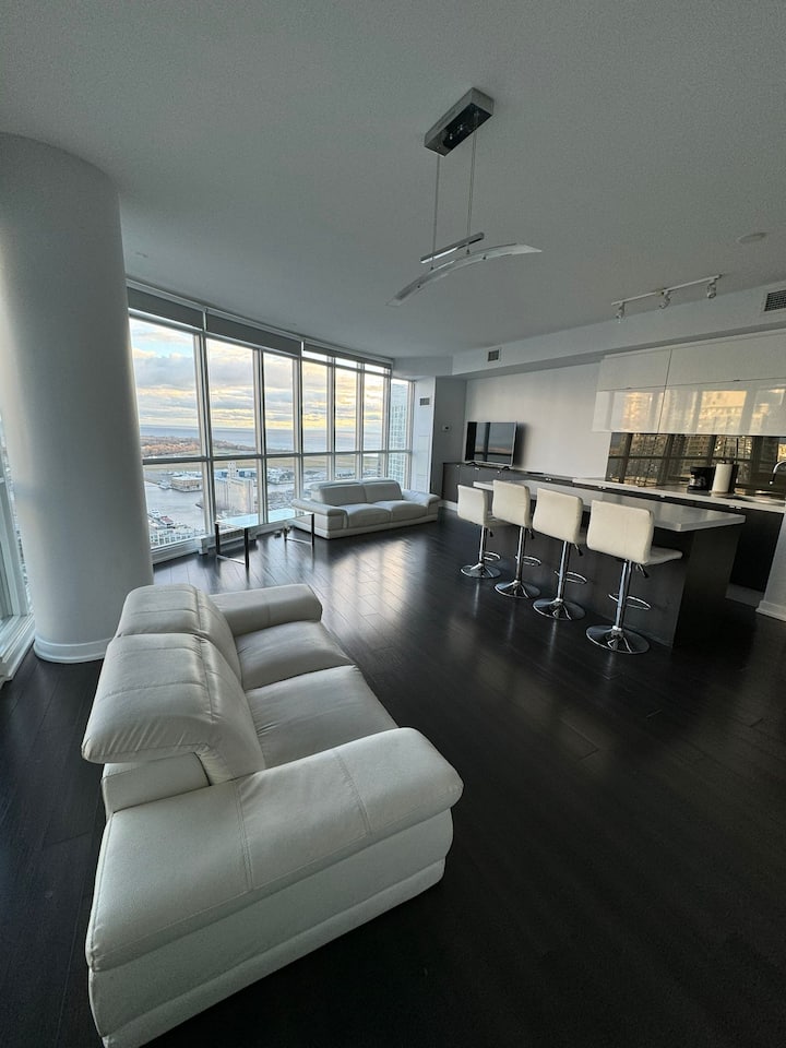 Downtown 3br Condo | Skyline Views | Free Parking - Toronto