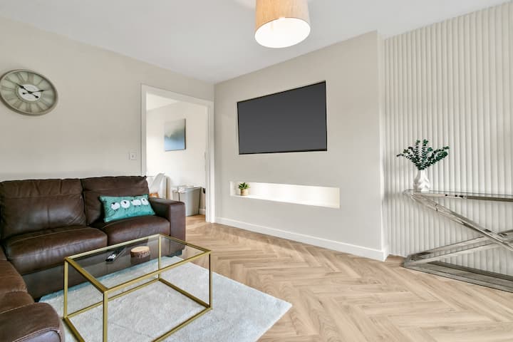 Stylish 3-bed Home With Garden & Parking - Paisley
