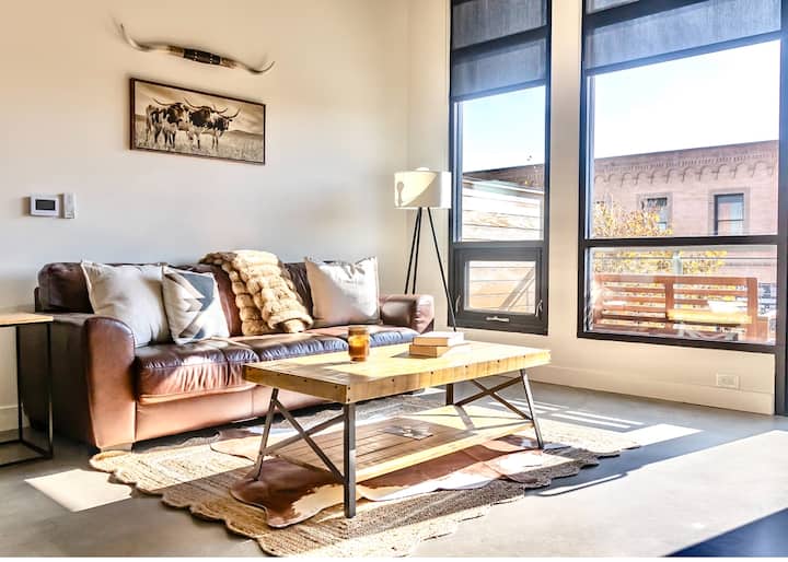 Western Loft + Balcony View! 7 Miles To Disney! - Santa Ana, CA