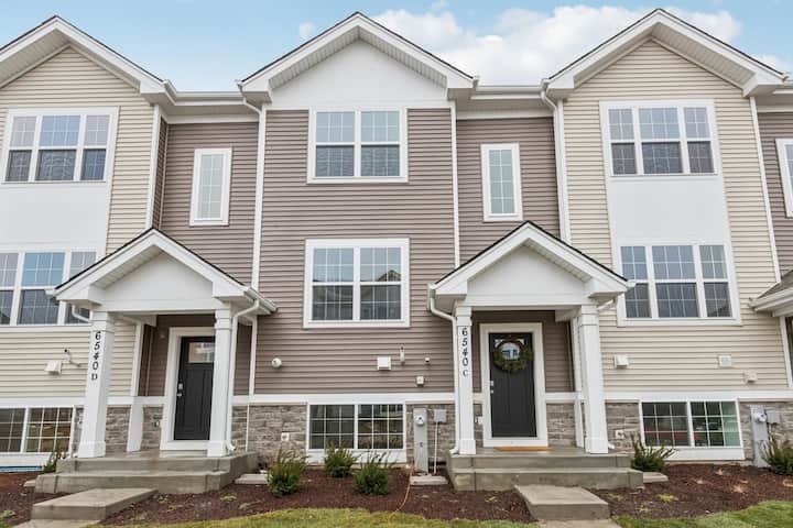 Brand New 3 Bedrooms, Grill, 70 Inch Tv, King Bed! - McHenry, IL