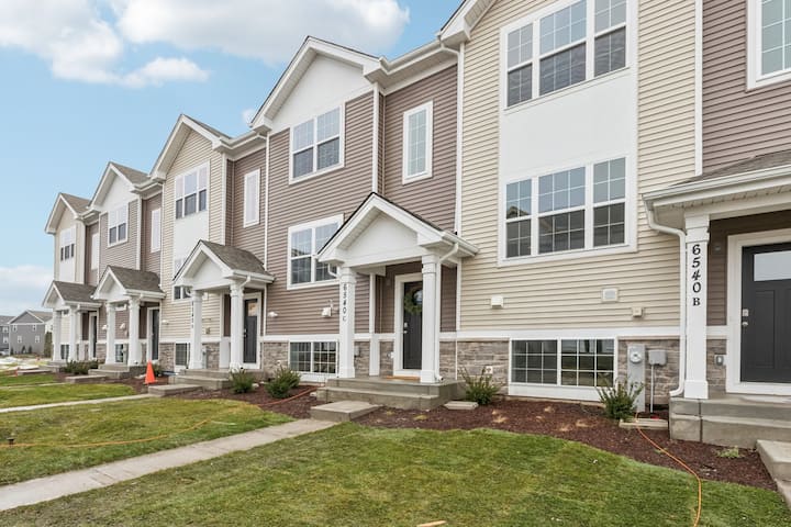 New! 3 Bedrooms, Grill, 70 Inch Tv, *King Bed*! - McHenry, IL