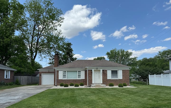 Charming Brick Cottage • Quiet St • Near Hospital. - Muncie, IN