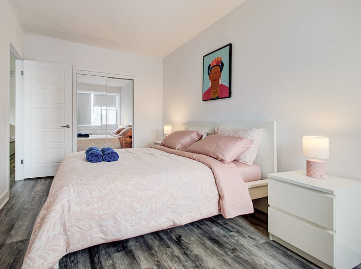 Spacious Downtown Gem | Steps From Metro & Food - Montreal