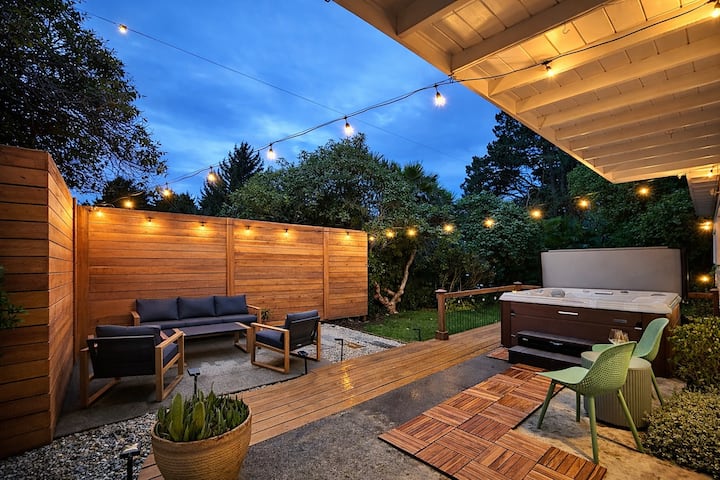 The Evergreen | Hot Tub | King Bed + Modern Design - Eureka, CA