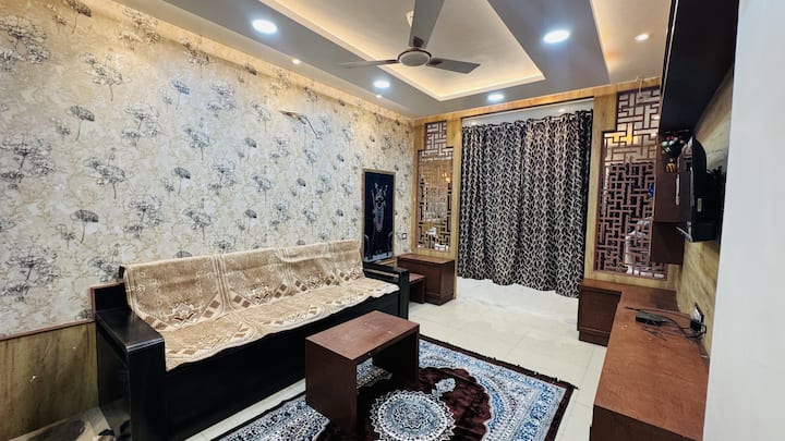 1km From Kashi Vishwanath | 3bhk Geeta's Luxuria - 바라나시