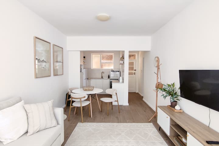 Bright & Quiet Seaview Nook - Beach Walks Included - Somerset West