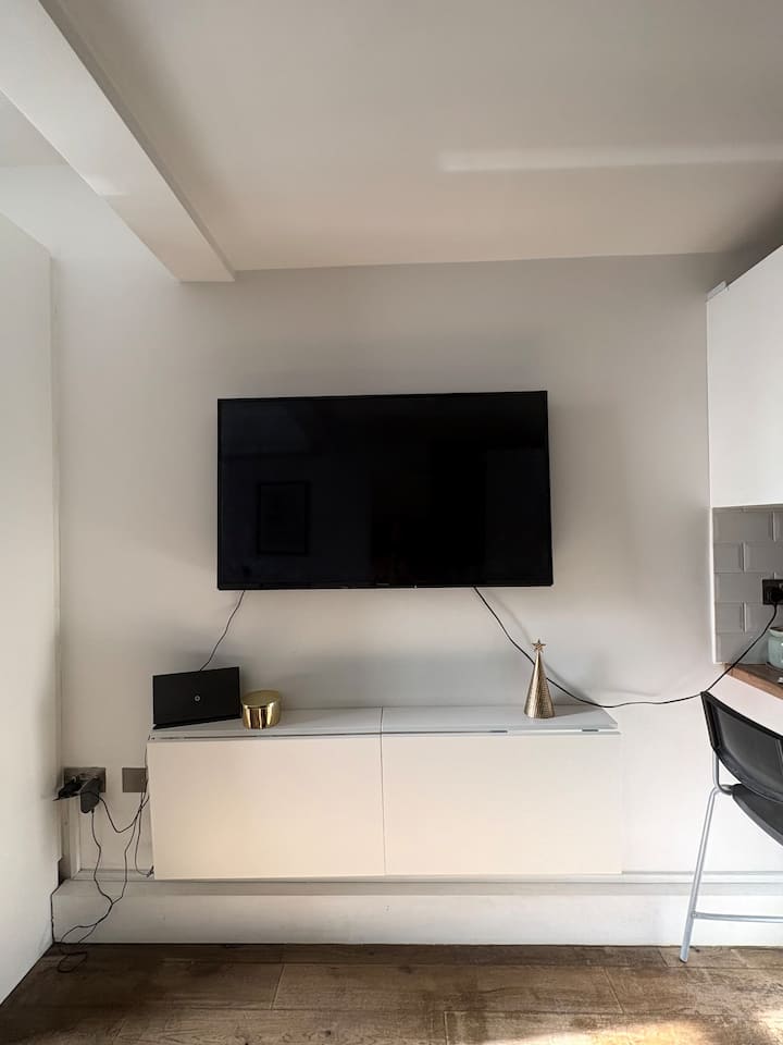 Chic Hammersmith Studio | Steps To Tube | W6 - Fulham