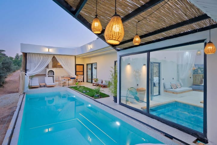 Korunaklı Havuz Alanına Ve ıSıtmalı Havuza - Turkey