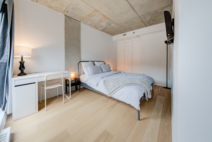 Elite Central Living | Modern Luxury 1br Suite - Brossard